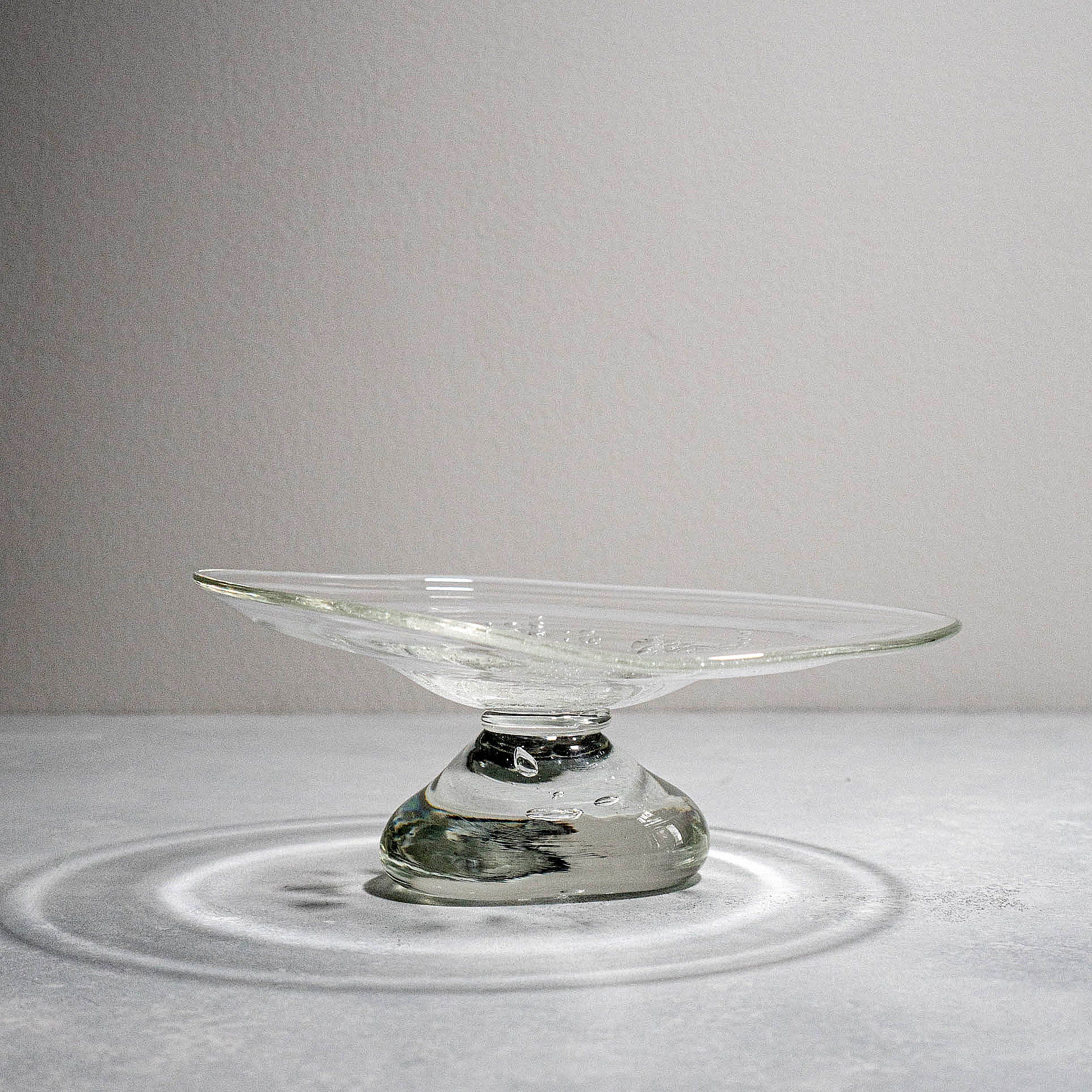 Water droplet plate stand (Large) – Leef NYC